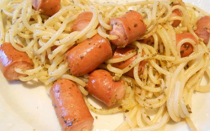 Recette Spaghettis avec knackis & sauce pesto pas chère et simple ...
