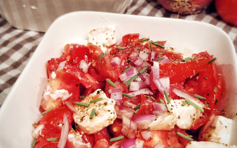 Recette Salade tomates mozza et chèvre frais économique et instantané ...